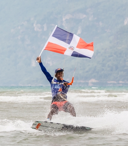 Dominicano Corniel se coloca segundo del mundo en Kitesurf