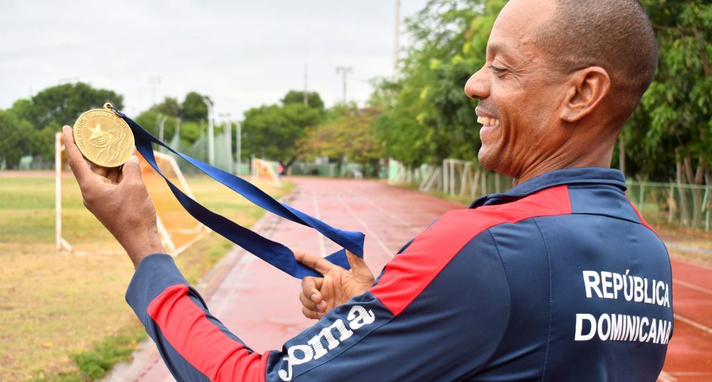 Robert Jiménez, el invidente que ganó el primer oro de RD en Juegos ...