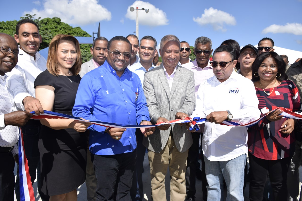 El INVI entrega cancha deportiva en Santo Domingo Norte