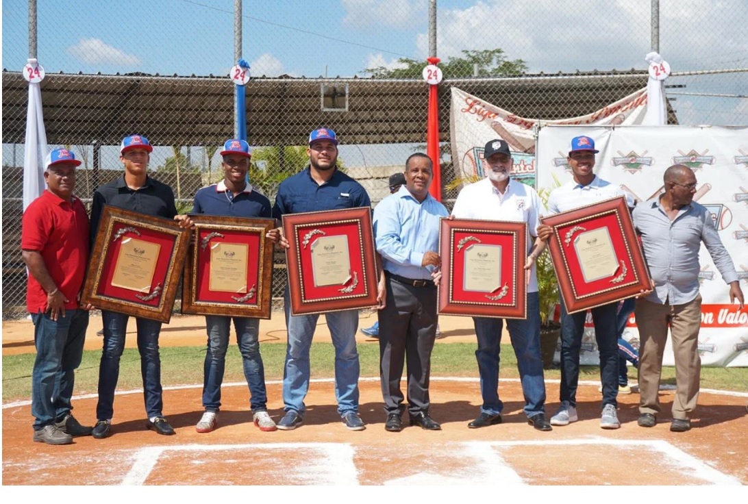 Pimentel Baseball Academy reconoce a Vitelio Mejía y Erick Almonte