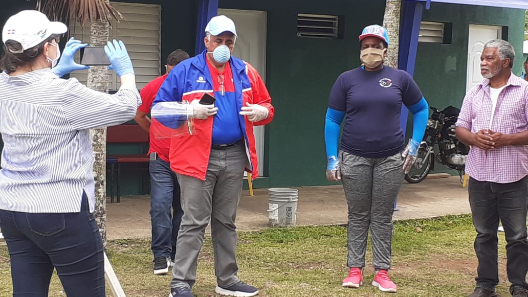 COD y atletas entregan alimentos en Los Guaricanos y Bayaguana