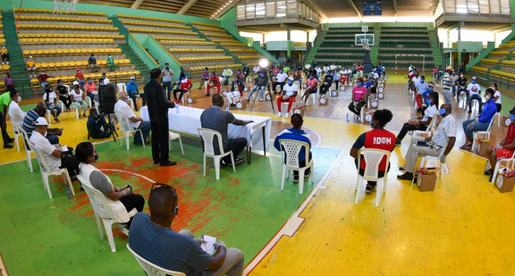 Miderec entrega alimentos y aporte económico deportistas en SPM