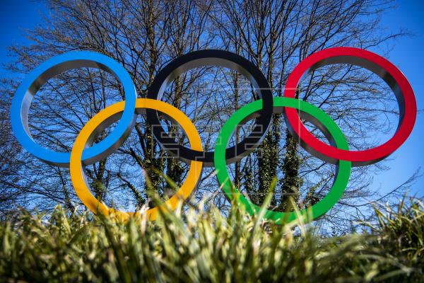 La familia olímpica intenta mantener ánimo en Día Olímpico singular