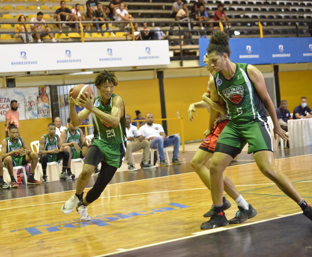 Constituyentes continúan invencibles; Cocolos ganan su primero