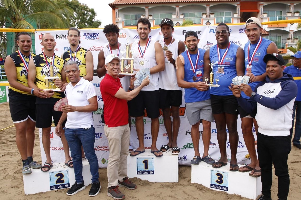 Equipos master masculinos ganan voleibol playero Hato Mayor