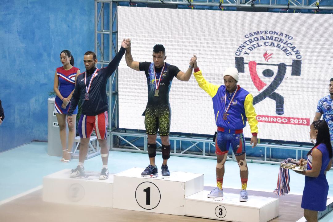 Julio Cedeño conquista tres medallas de plata clasificatorio pesas