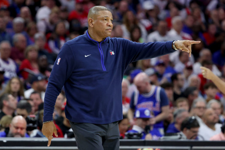 Los Philadelphia 76ers despiden al entrenador Doc Rivers