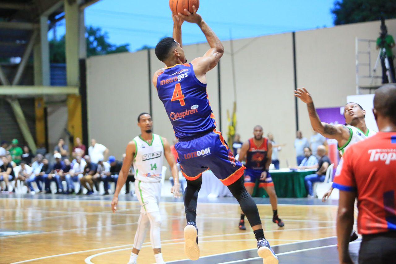 Solano guía triunfo de Reales; Titanes cortan racha de Marineros