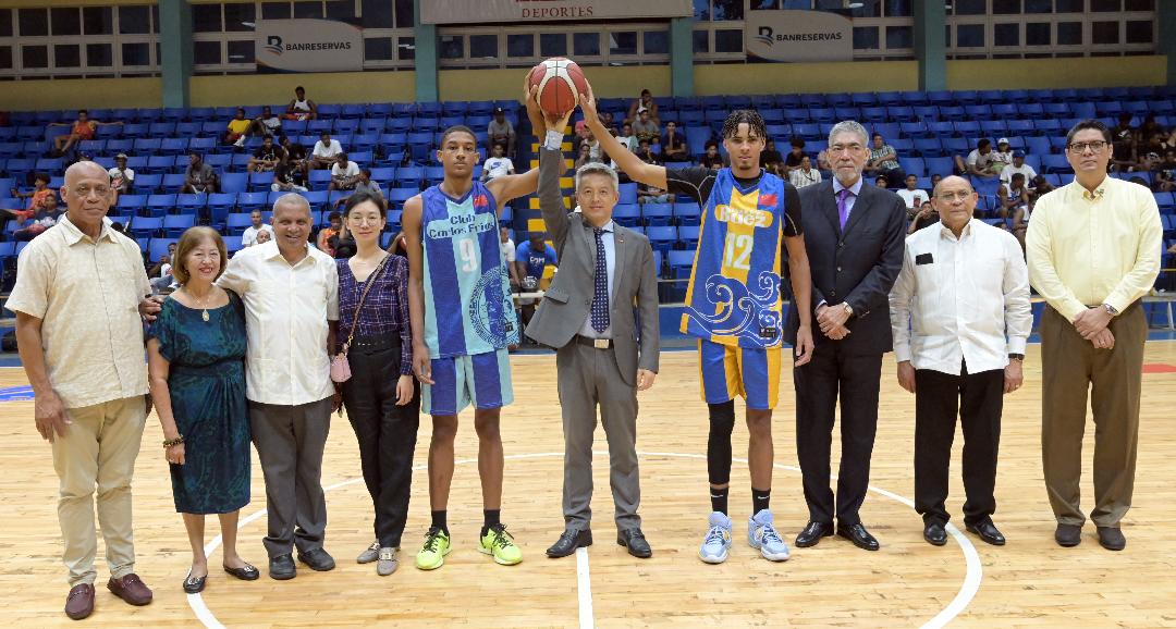 Embajador de China, Chen Luning, agradece la dedicatoria Copa de Baloncesto
