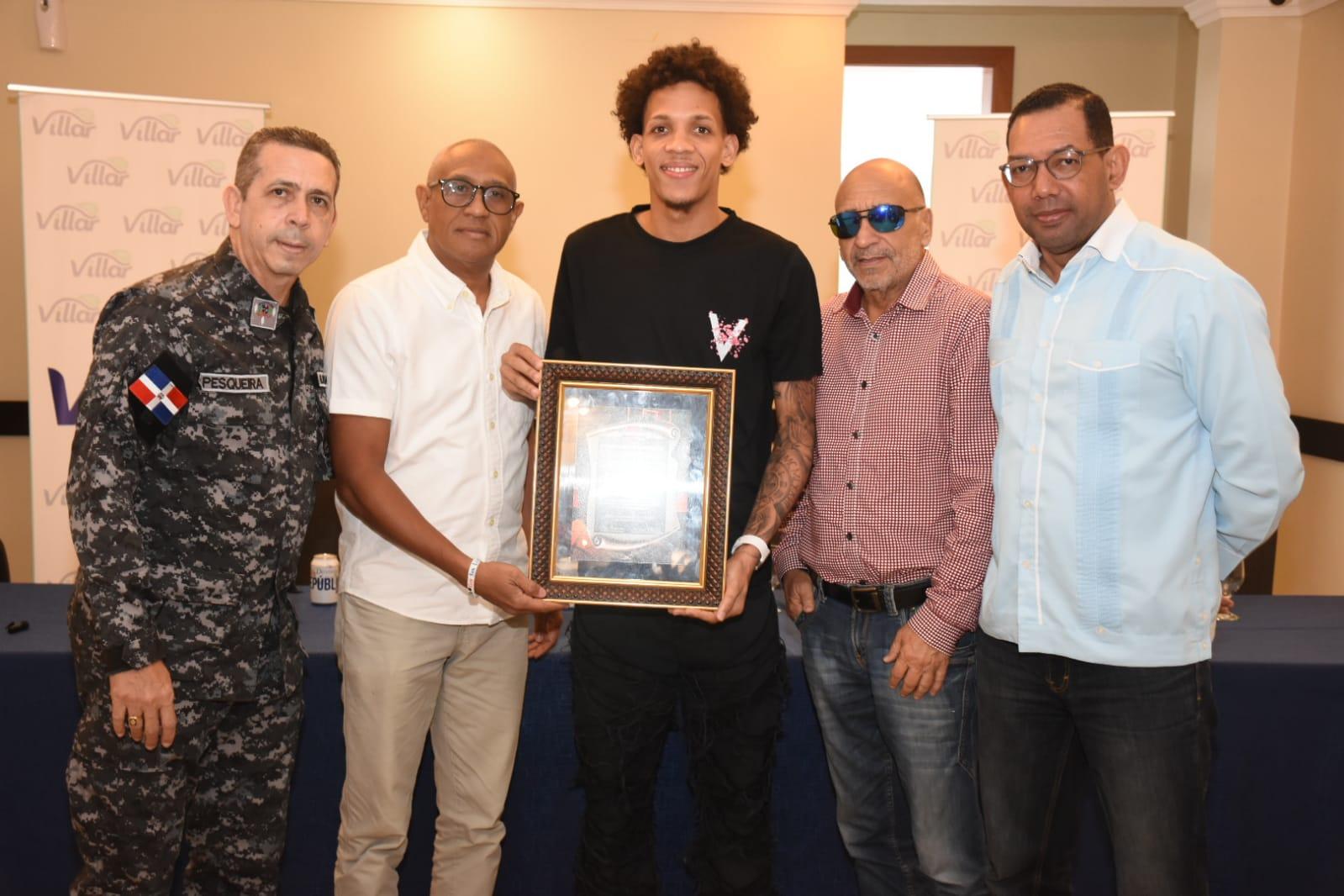 Jayson Valdez obtiene premio Superior de la Semana TBS Distrito