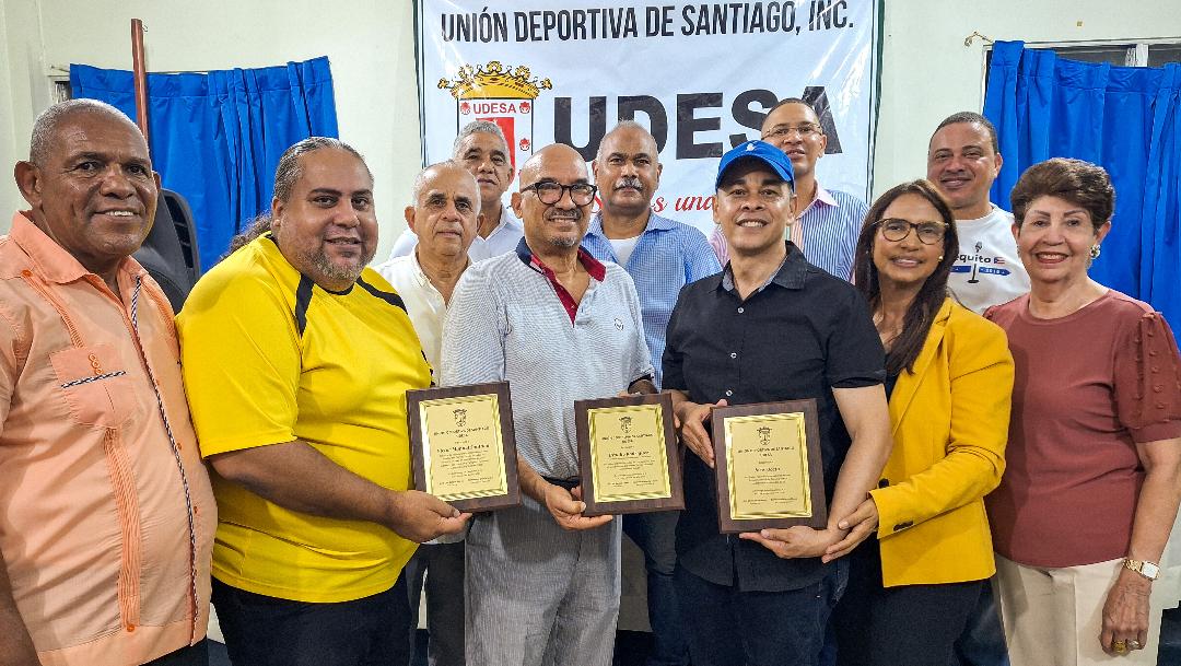 UDESA entrega placas de reconocimiento a varias figuras