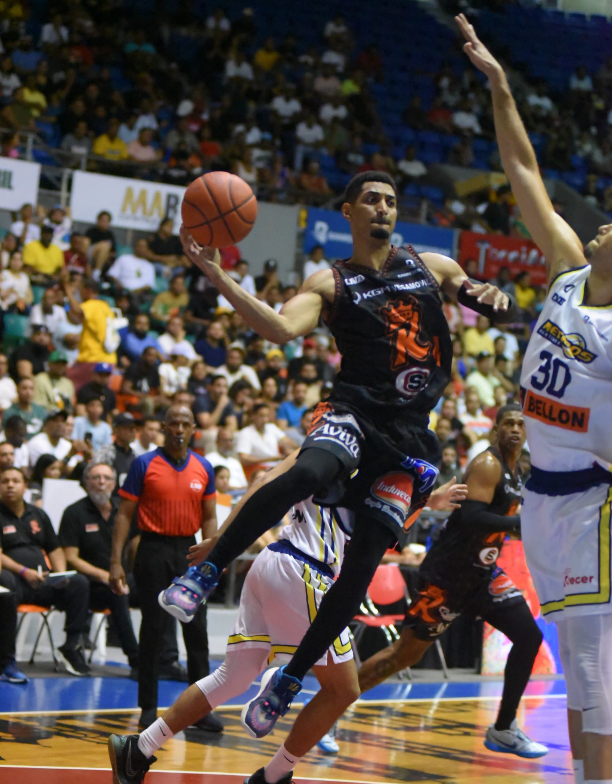 Gelvis Solano lleva a Reales empatar serie ante los Metros