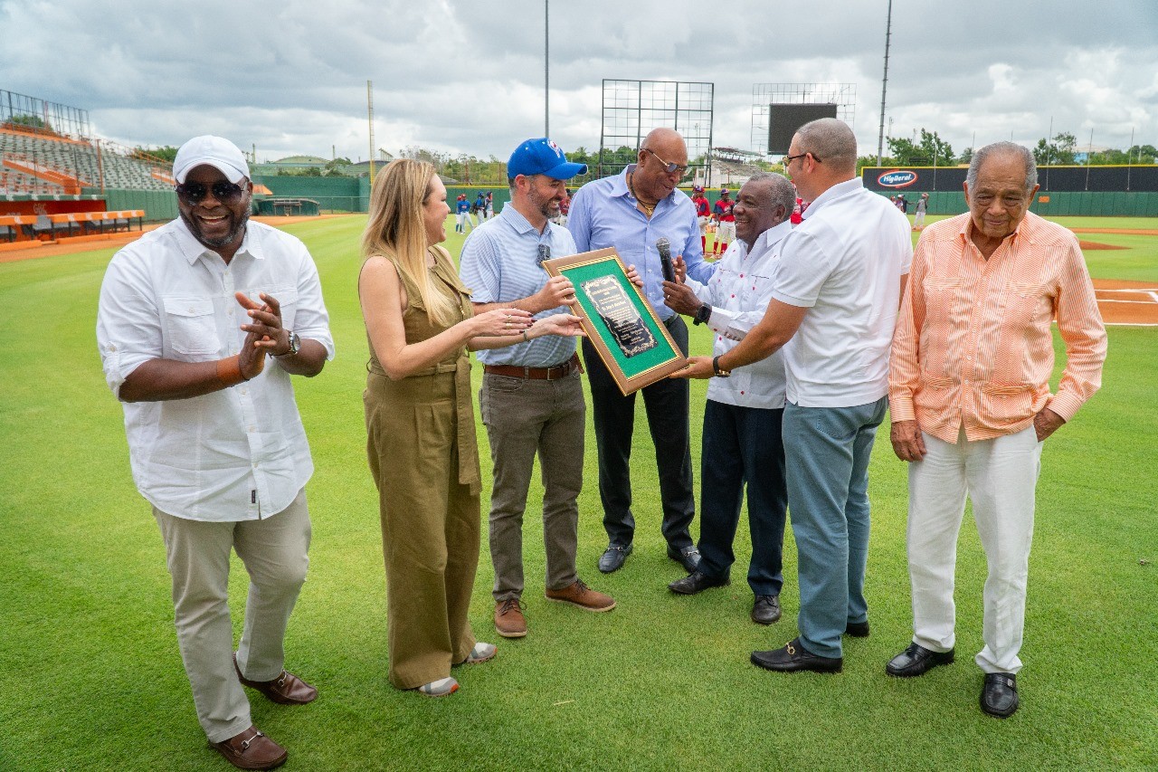 ABERO distingue a Sturla Ferrer en inicio torneo béisbol doble A