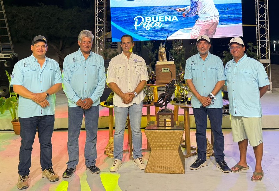 Inauguran pesca Marlin Azul; Miguel Hernández libera primera pieza